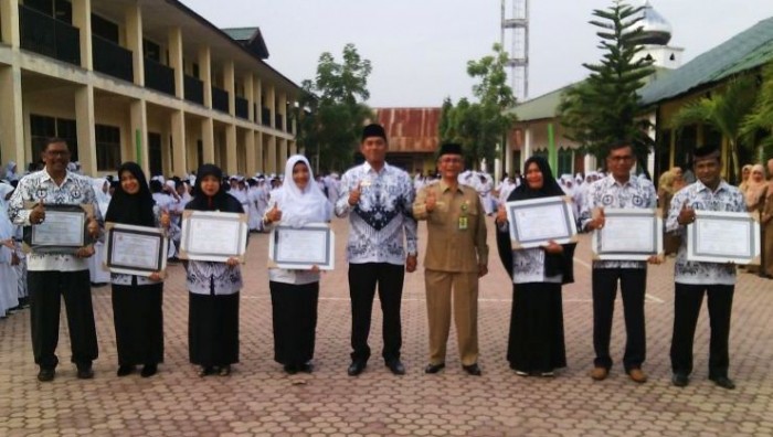Kakankemenag Langsa Serahkan Piagam Penghargaan PGRI Kakankemenag Langsa Serahkan Piagam Penghargaan PGRI