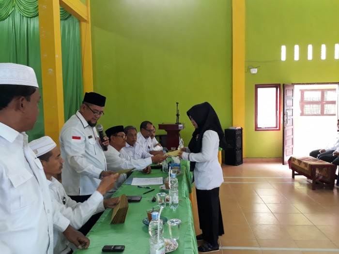 Kankemenag Atam Serahkan SK Pramu Bakti Kankemenag Atam Serahkan SK Pramu Bakti