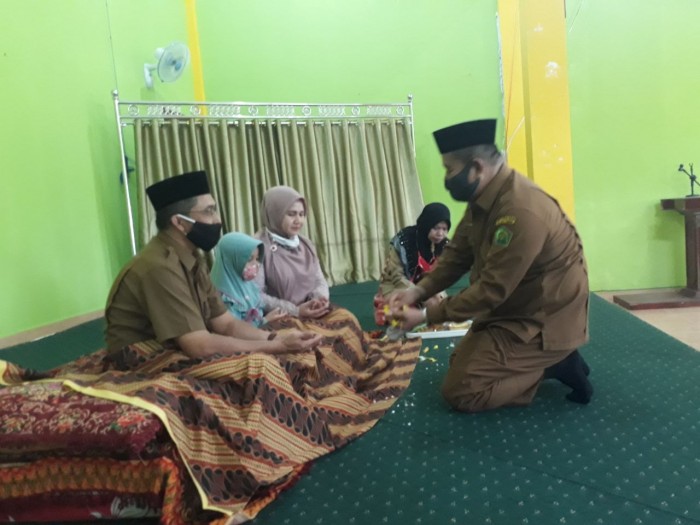 Kakankemenag Aceh Tamiang Disematkan Songket dan Ditepung tawari Kakankemenag Aceh Tamiang Disematkan Songket dan Ditepung tawari